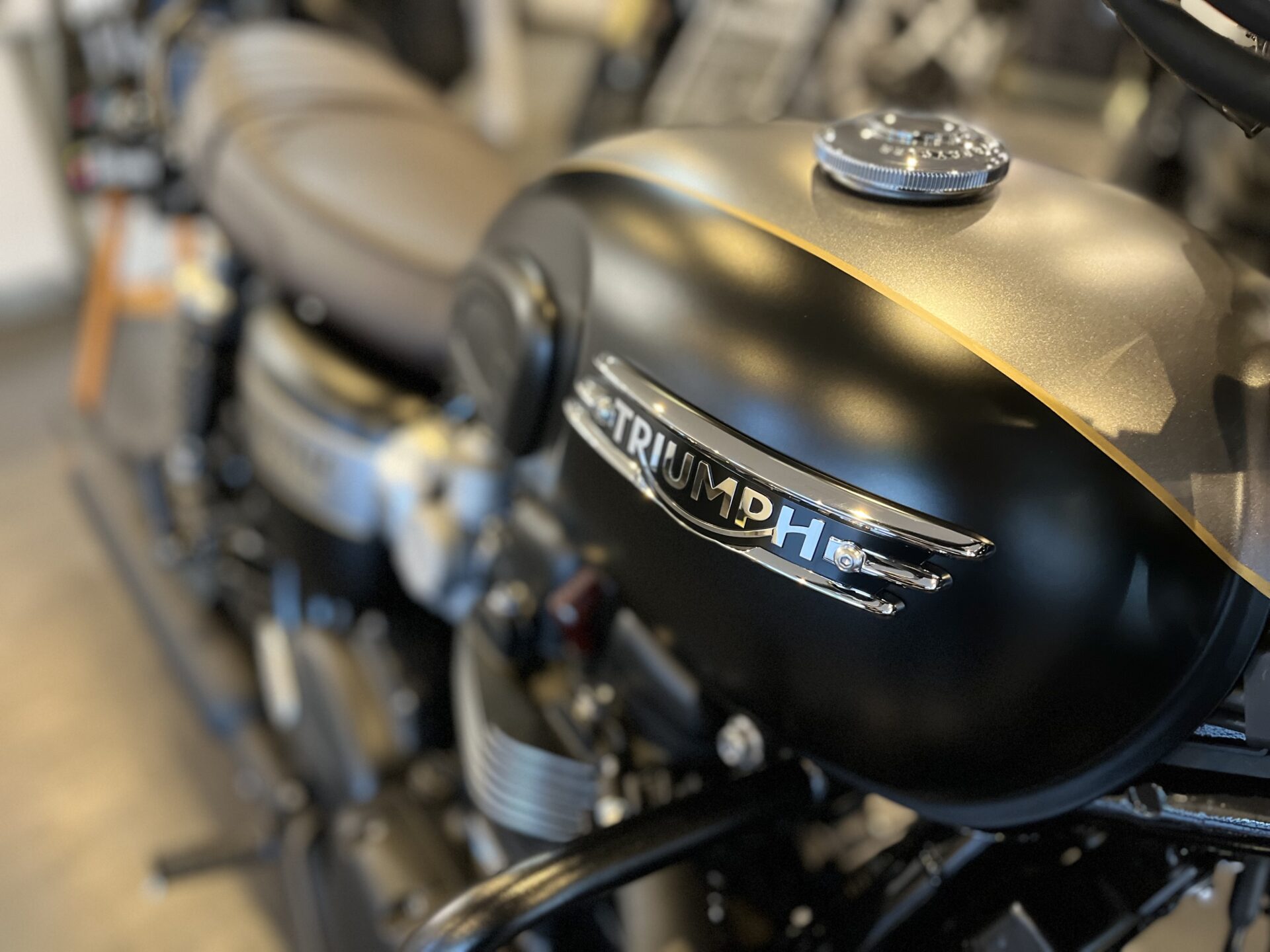 【納車御礼】ボンネビルT120ブラック ゴールドライン/マットサファイアブラックマットシルバー | トライアンフ水戸